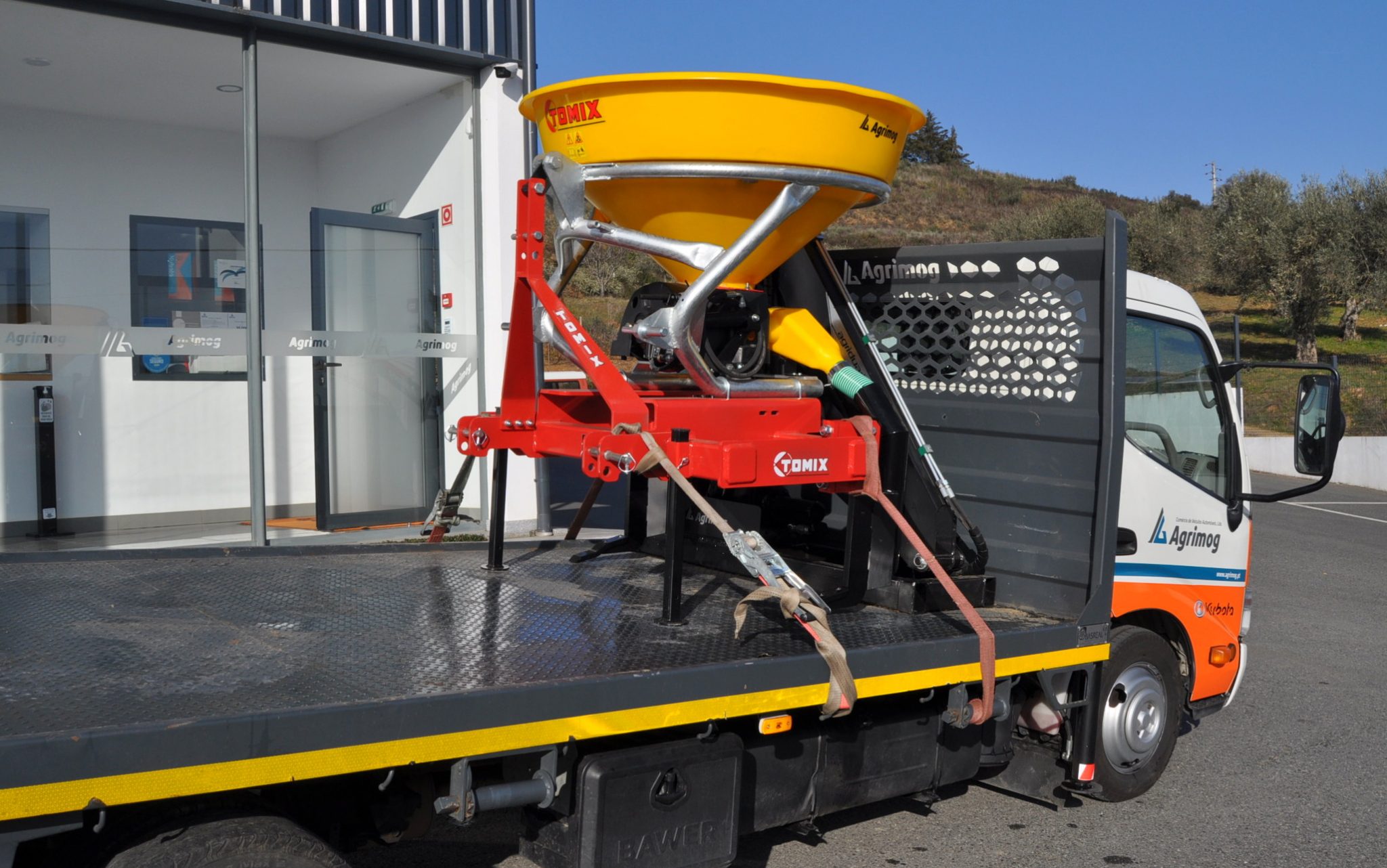 Distribuidor com Subsolador Tomix. - AGRIMOG